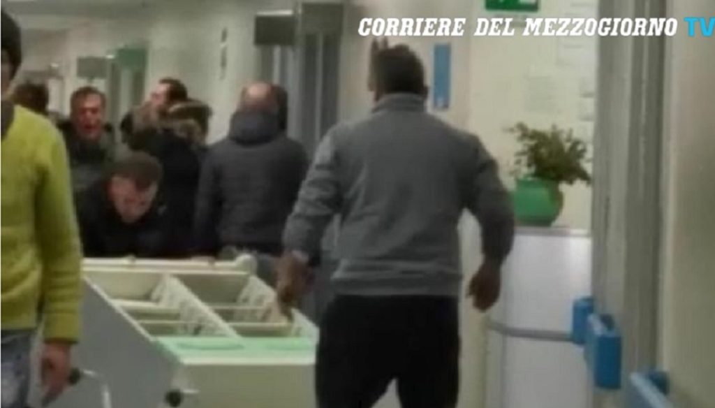 ნეაპოლის პროვინციაში გარდაცვლილი ქალის ნათესავებმა საავადმყოფო დაარბიეს ...