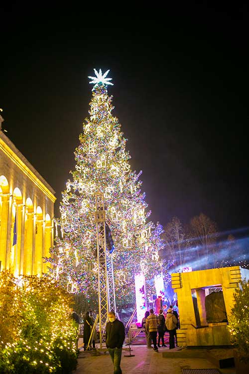 თბილისის მთავარი ნაძვის ხე აინთო (ფოტო/ვიდეო) – nostal.ge